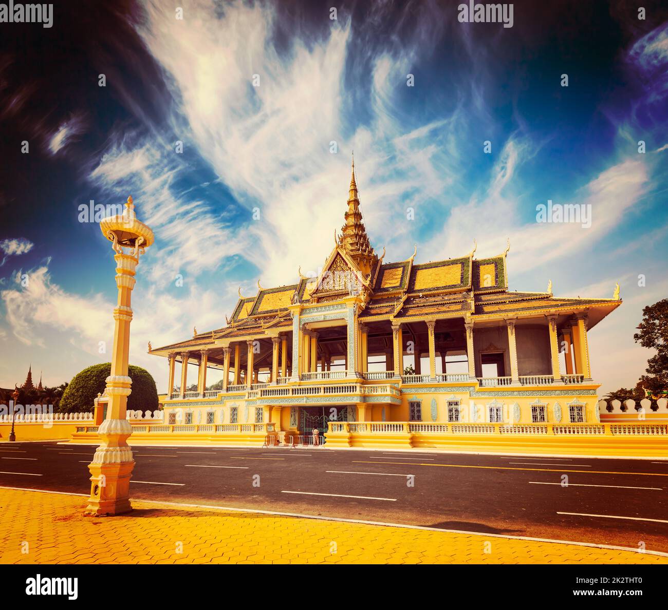 Royal Palace complex in Phnom Penh Stock Photo - Alamy