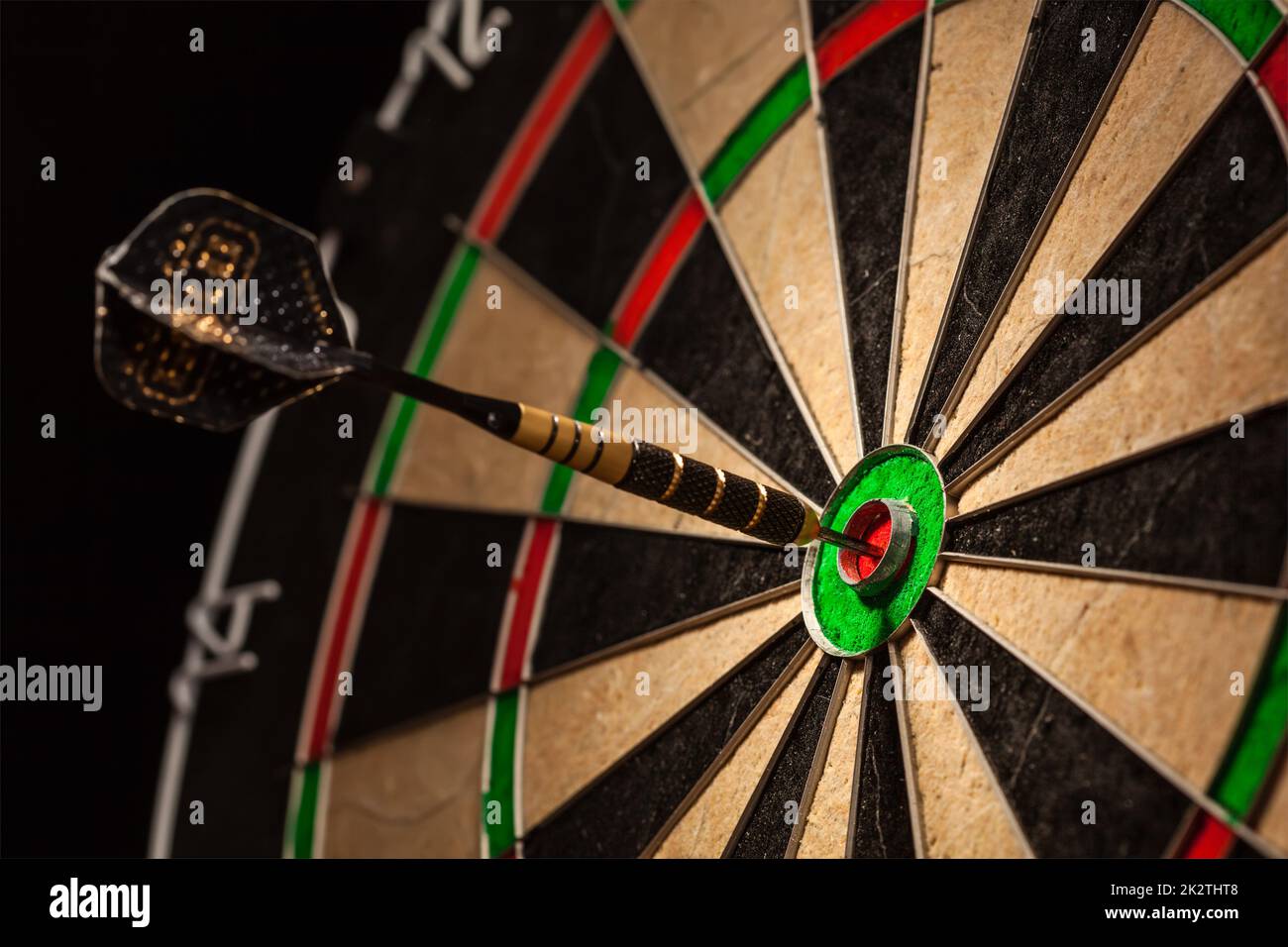 Dart in bull's eye close up Stock Photo - Alamy Dart in bull's eye close up Stock Photo - Alamy