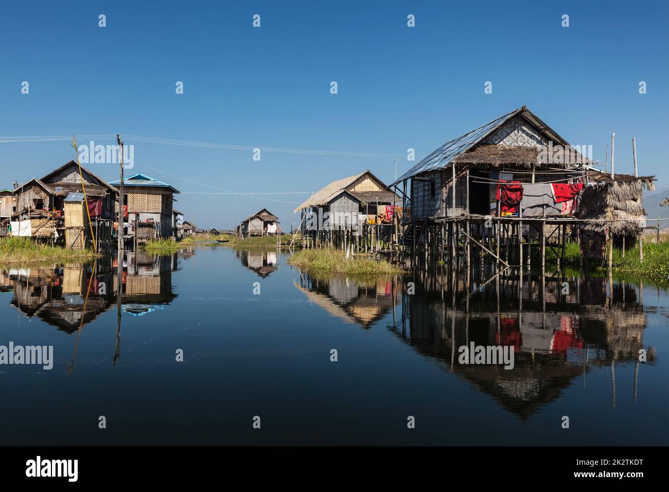Reflective houses hi-res stock photography and images - Alamy
