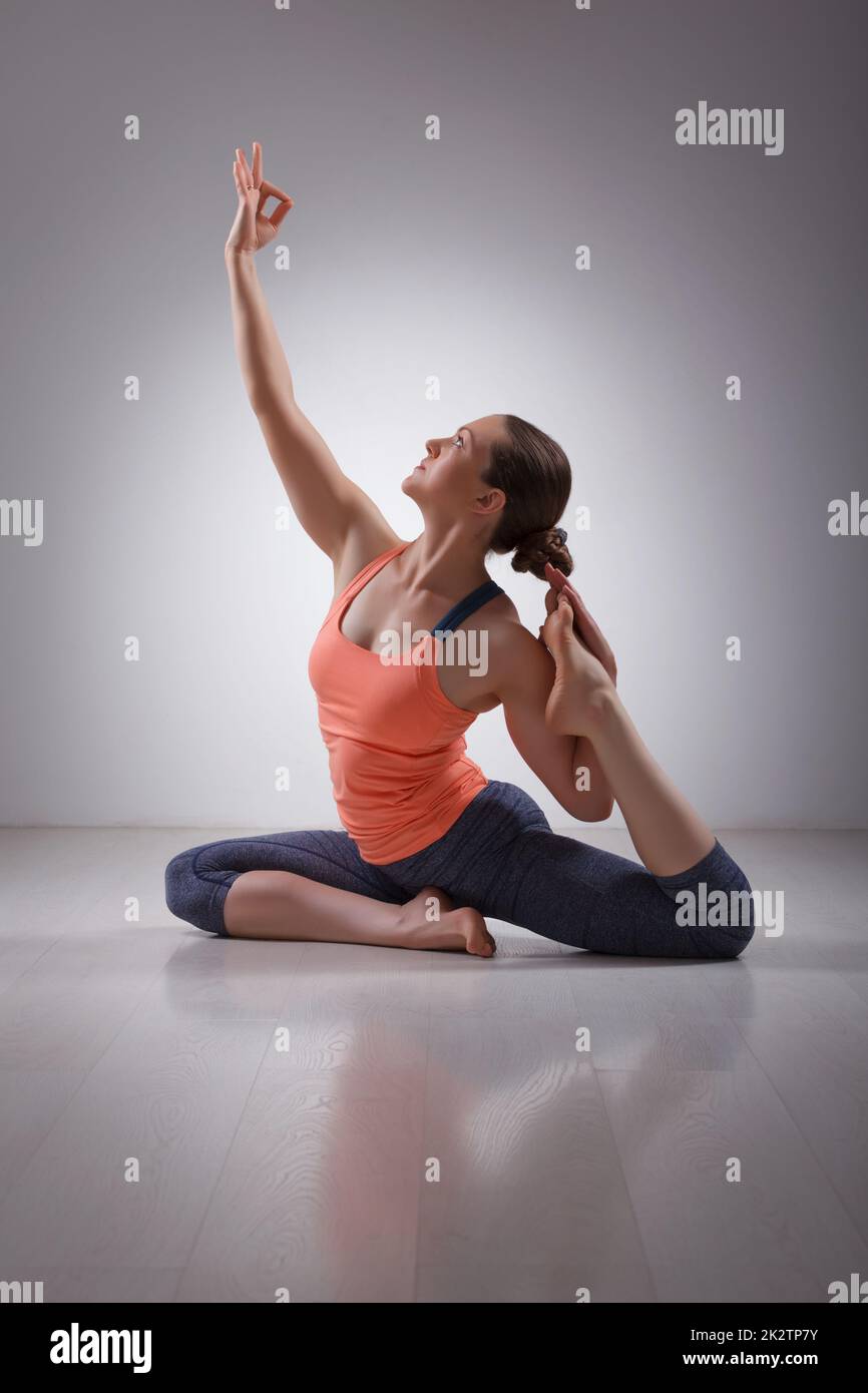 Beautiful sporty fit yogi girl practices yoga asana Eka pada kap Stock ...