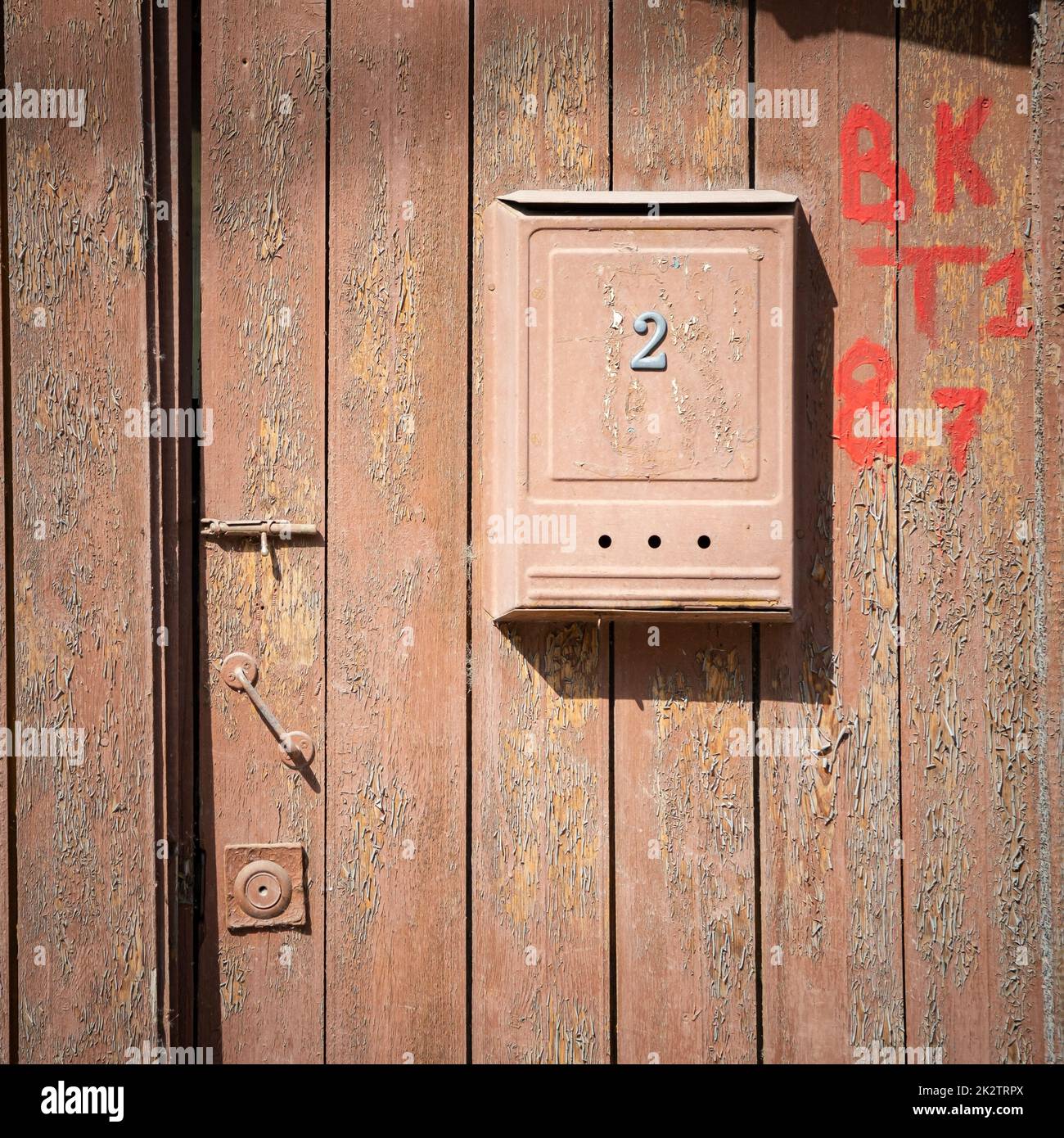 Door post box hi-res stock photography and images - Alamy