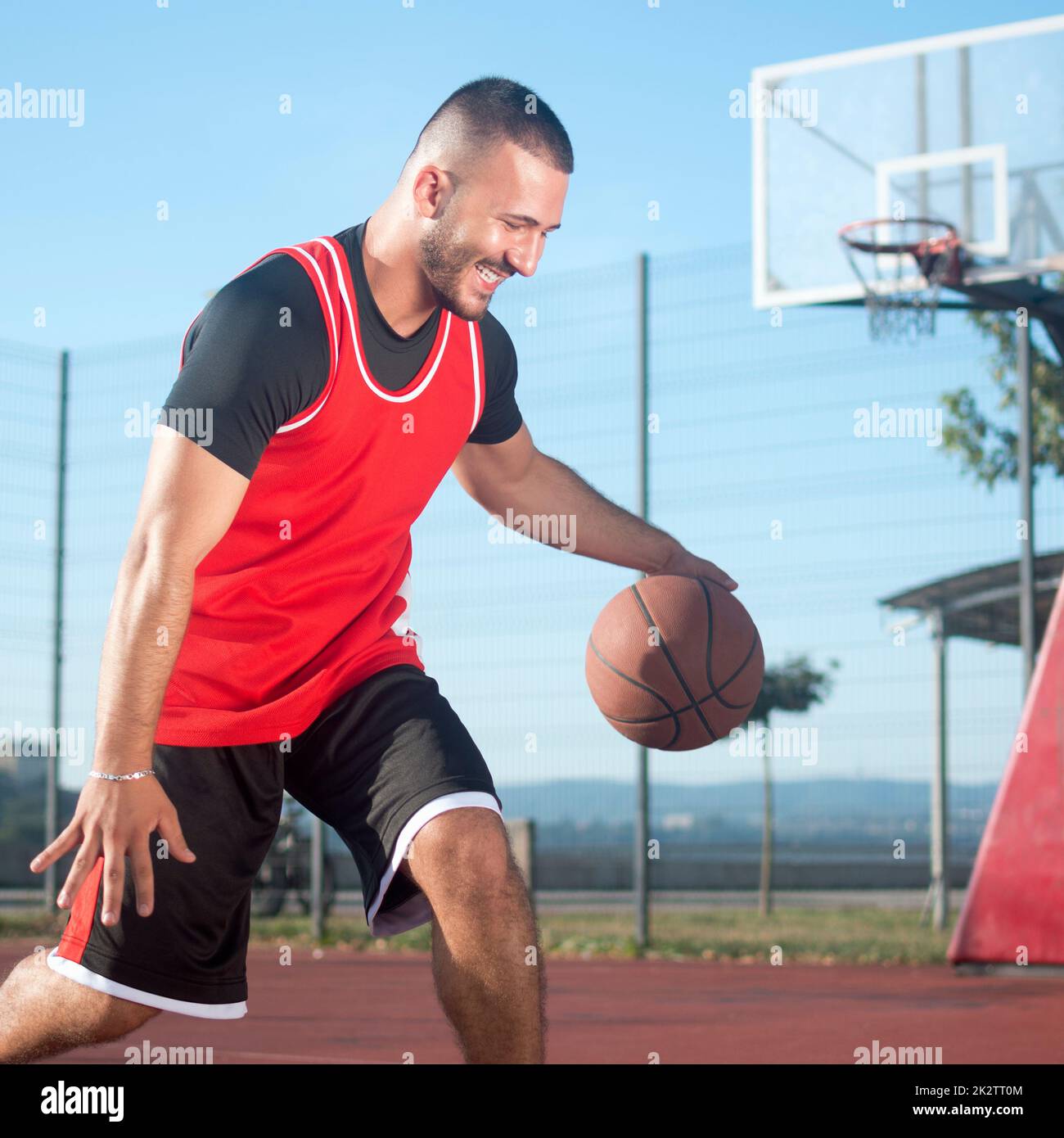 Caucasian male playing basketball hi-res stock photography and images ...