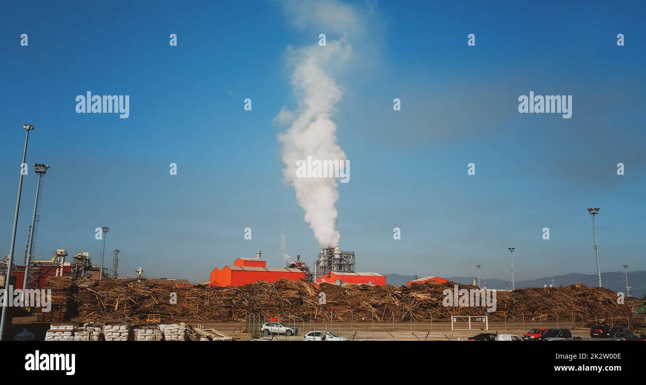 Factory pumping out smoke in the morning Stock Photo - Alamy