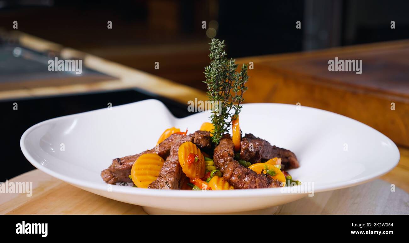 Salad presentation hi-res stock photography and images - Alamy