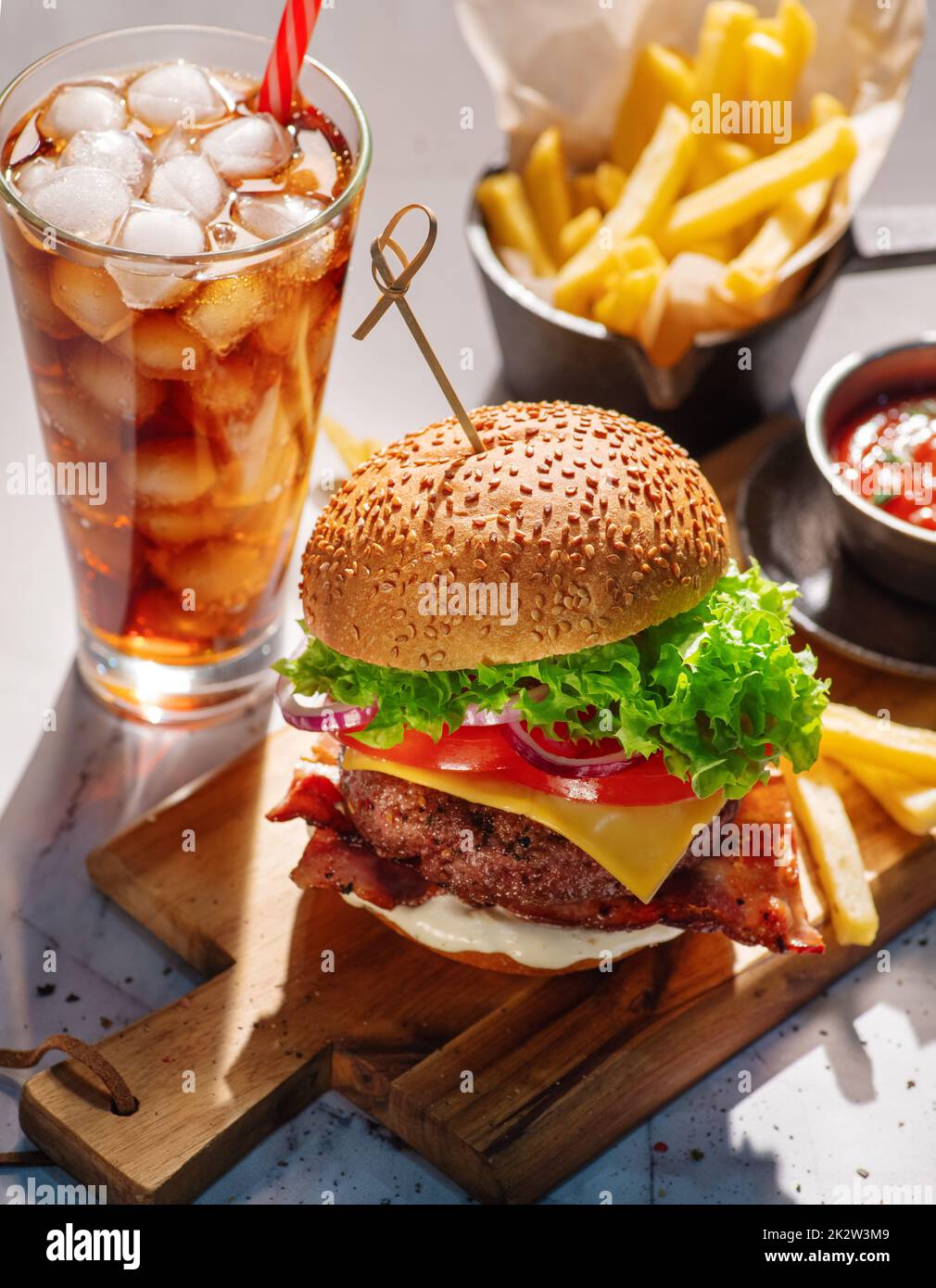 Cheeseburger with beef, cheese, tomatoes, onions and lettuce and a ...