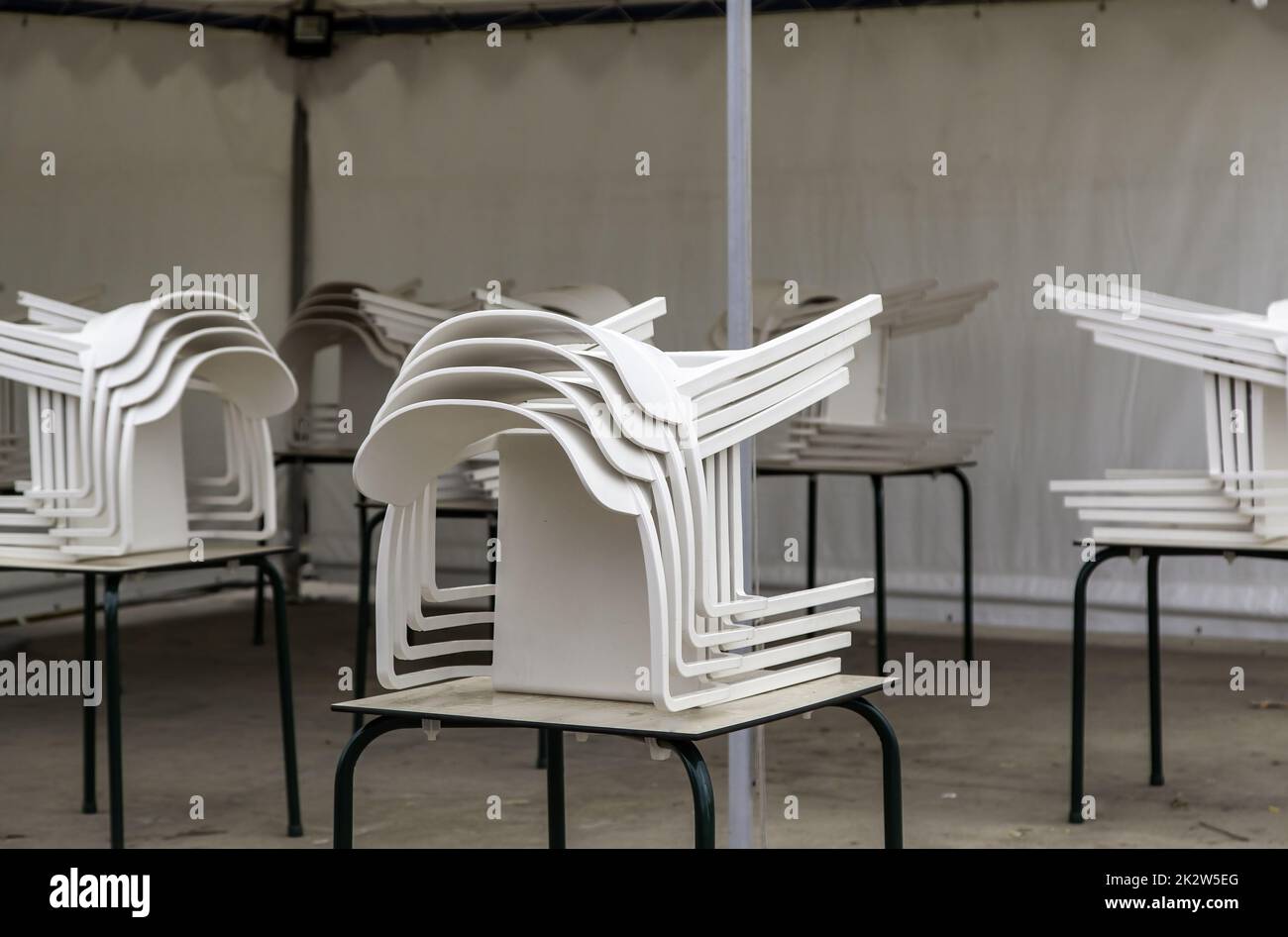 Plastic restaurant chairs hi-res stock photography and images - Alamy