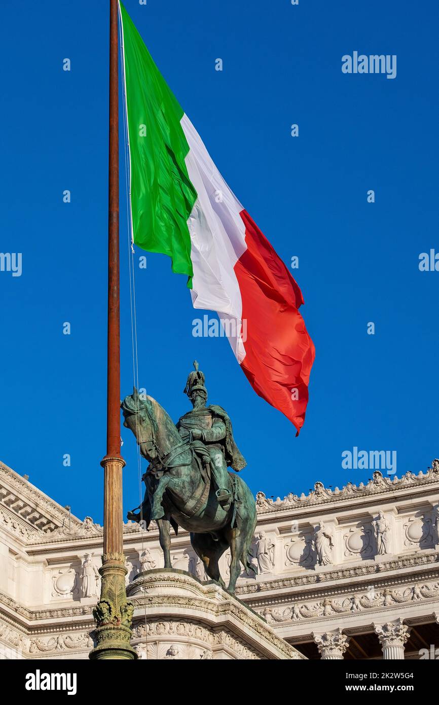 Monument to Victor Emmanuel II and the Italian flag, Vittoriano, Piazza ...