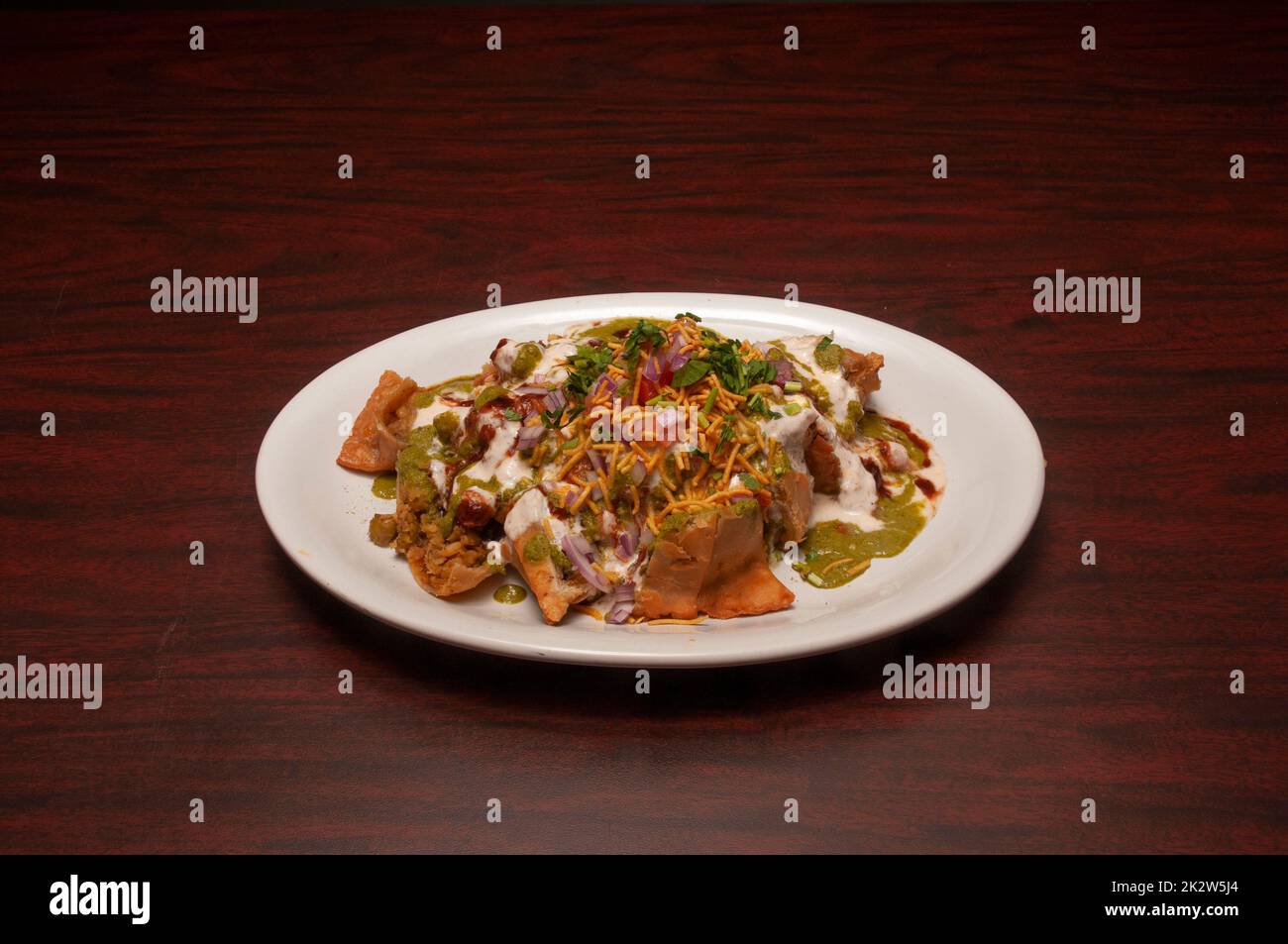 Samosa chaat hi-res stock photography and images - Alamy