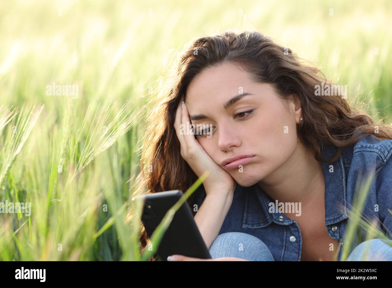 Smartphone woman boring hi-res stock photography and images - Alamy