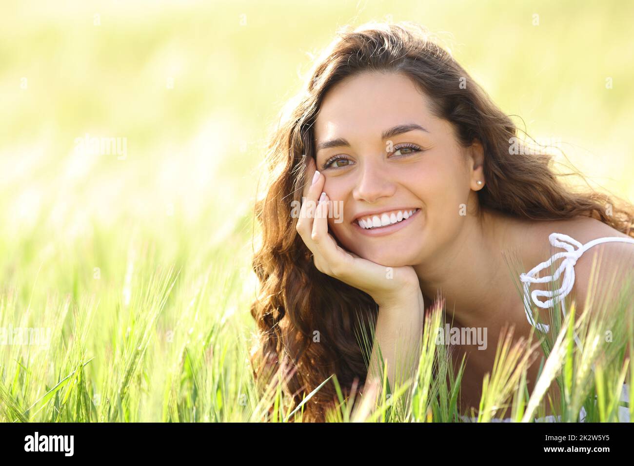 Happy woman with perfect smile in a wheat field Stock Photo - Alamy