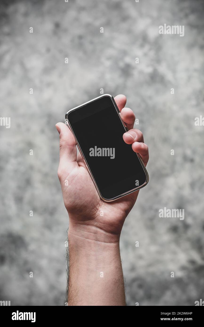 Black hand holding cell phone hi-res stock photography and images - Alamy