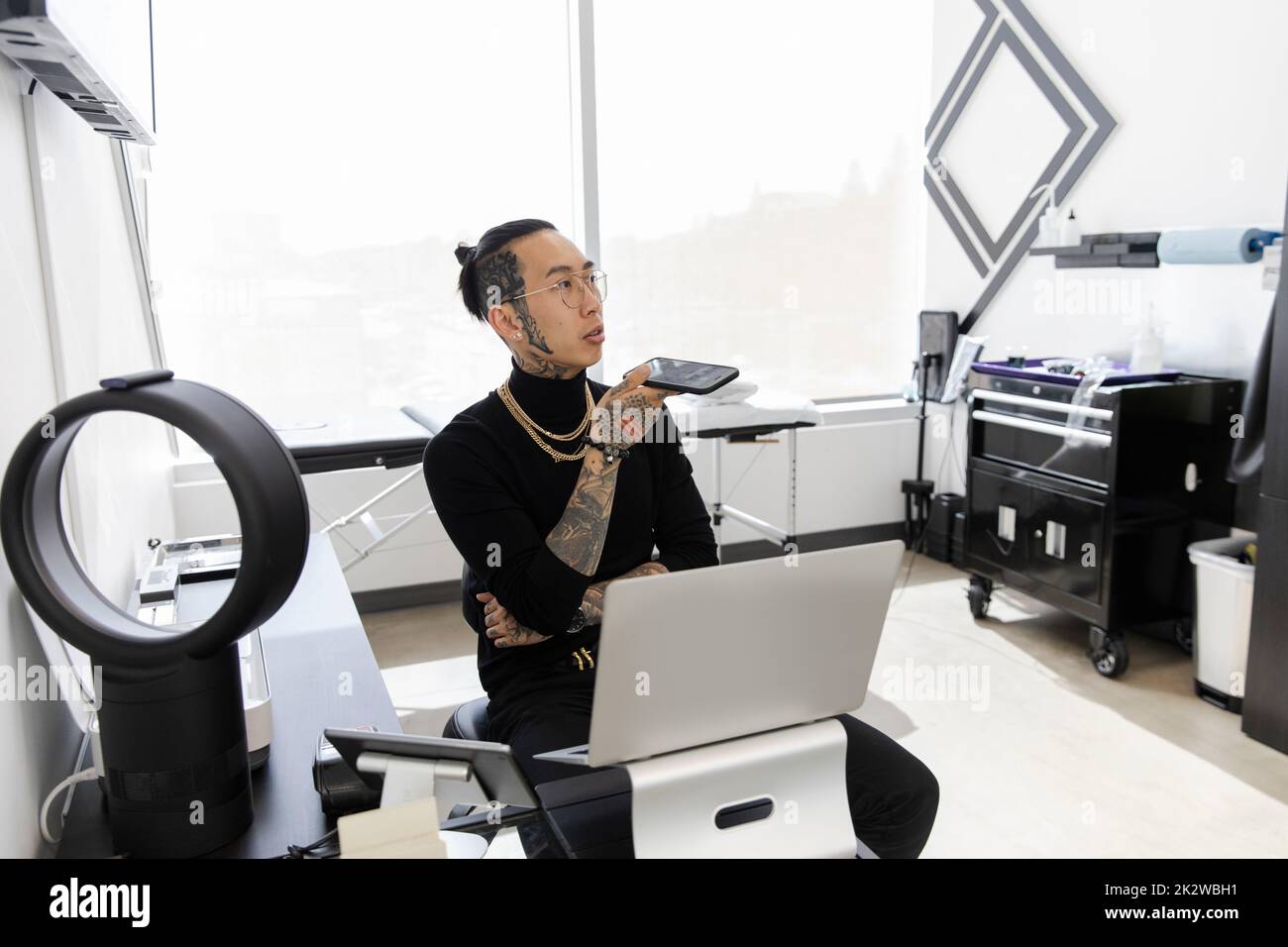 Using speaker hi-res stock photography and images - Alamy