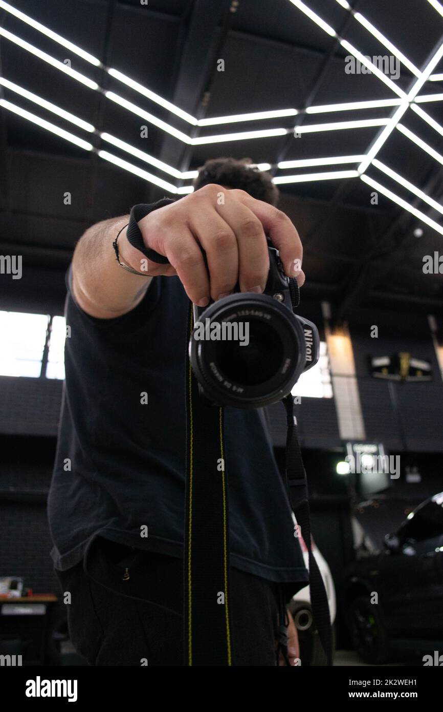 Photographer pointing camera at viewer hi-res stock photography and ... Photographer pointing camera at viewer hi-res stock photography and ...
