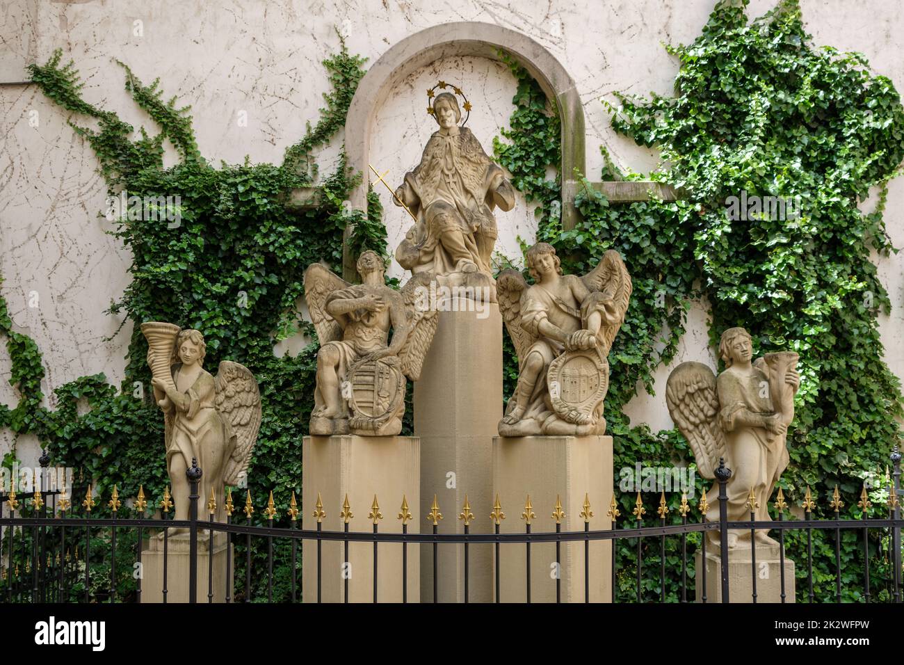 Four angels hi-res stock photography and images - Alamy