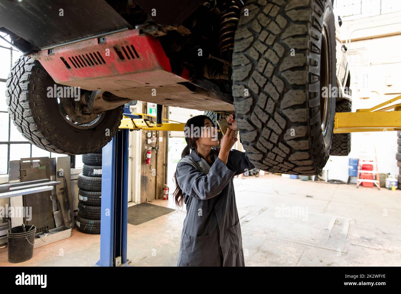 Auto mechanic lift hi-res stock photography and images - Alamy
