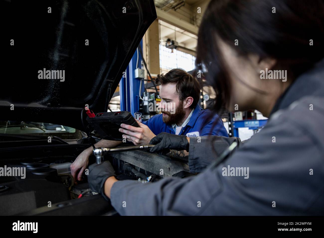Working on engine hi-res stock photography and images - Alamy