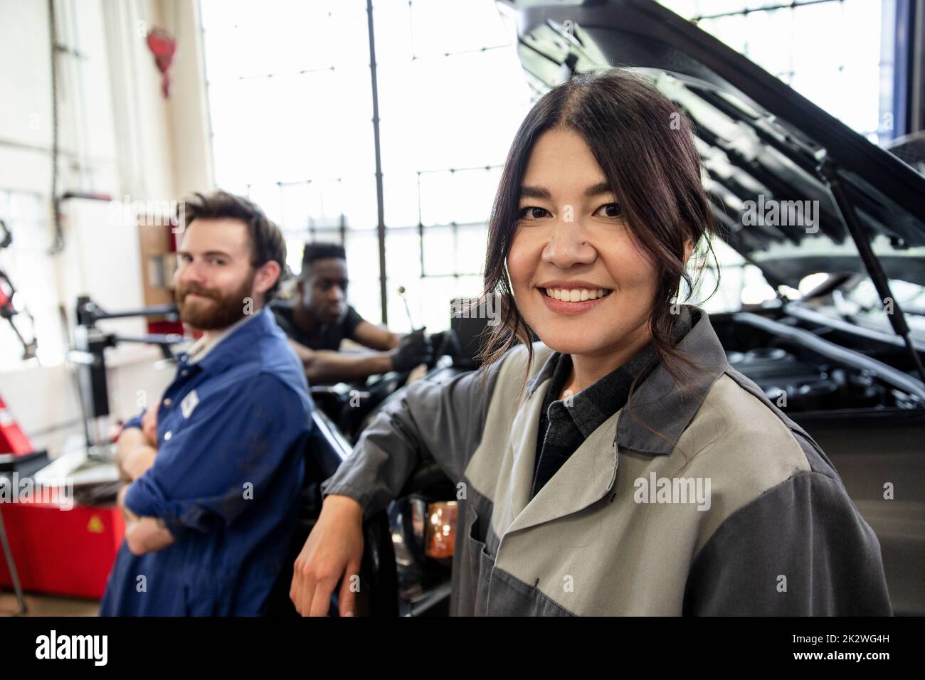 Female mechanic engine part portrait hi-res stock photography and ...