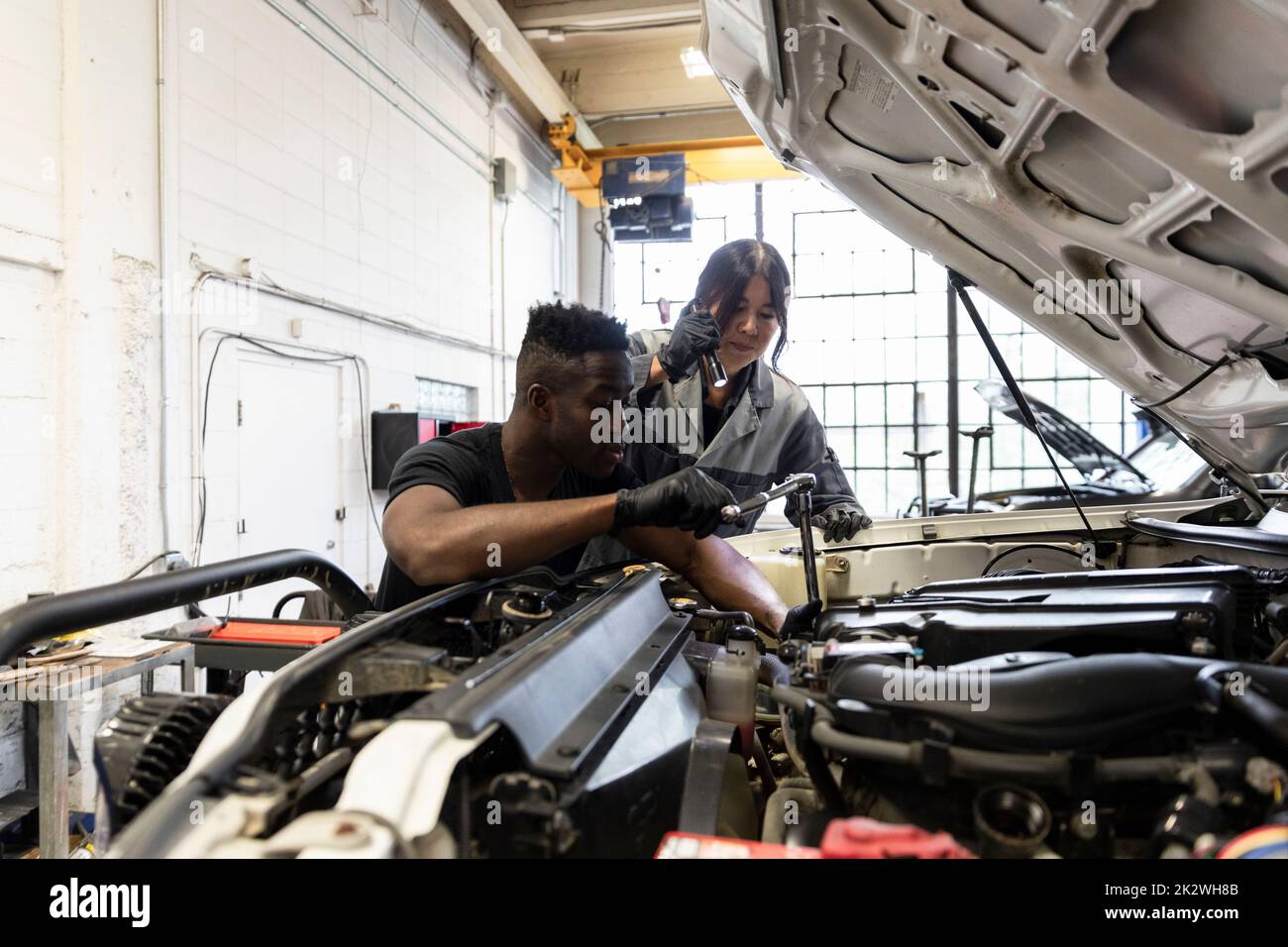 Auto repairing hi-res stock photography and images - Alamy
