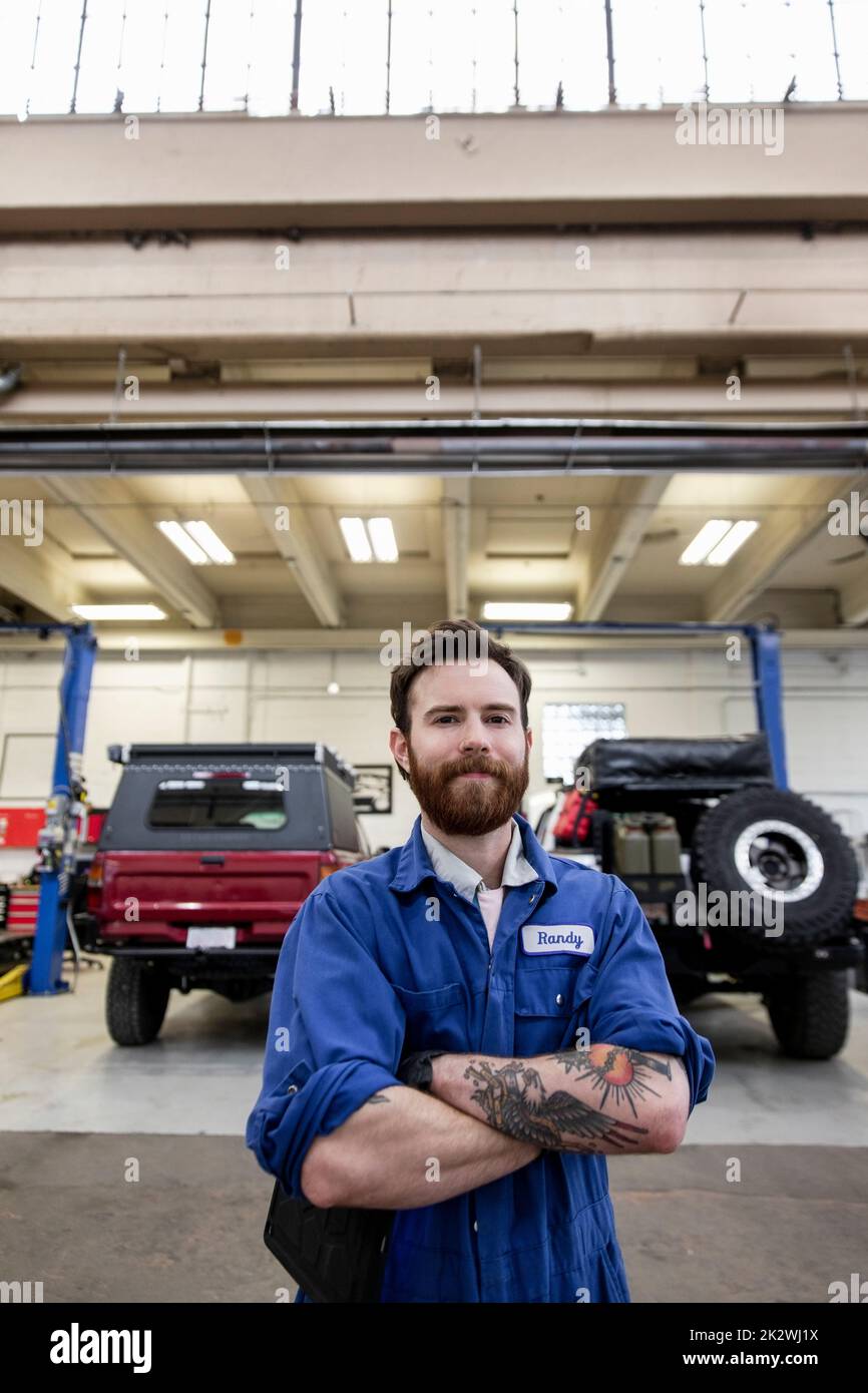 Mechanic in a garage hi-res stock photography and images - Alamy