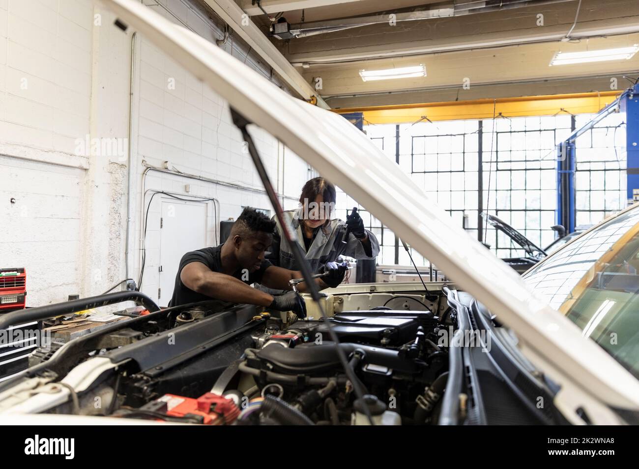 Auto garage and mechanics hi-res stock photography and images - Alamy