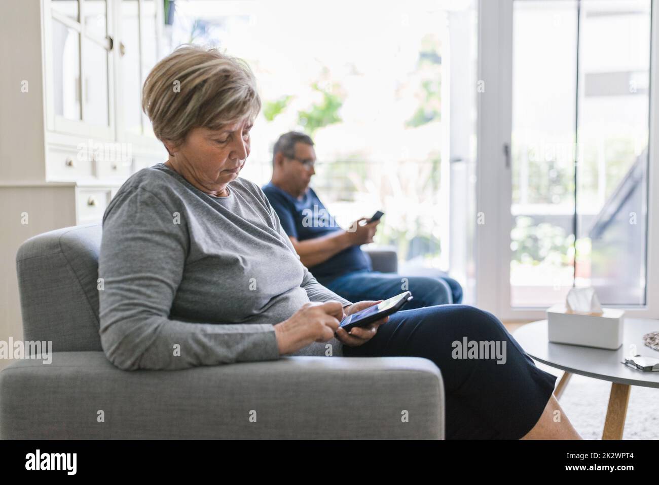 Couple on phones worried hi-res stock photography and images - Alamy