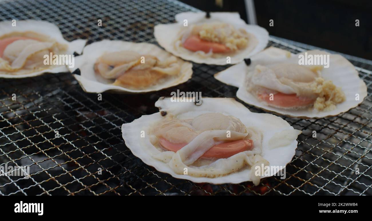 Fresh scallop on barbecue net Stock Photo - Alamy