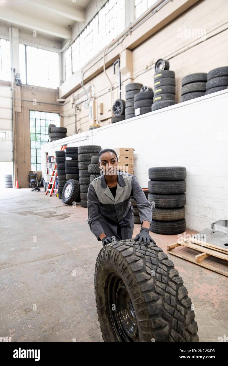 Female auto worker hi-res stock photography and images - Alamy