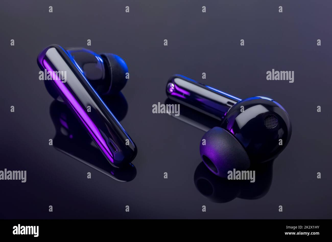 Black wireless headphones hi-res stock photography and images - Alamy