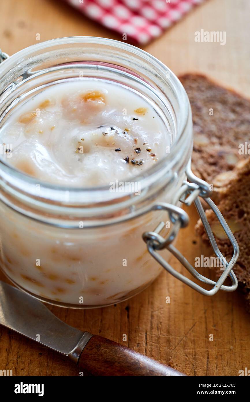 Spread knife hi-res stock photography and images - Alamy