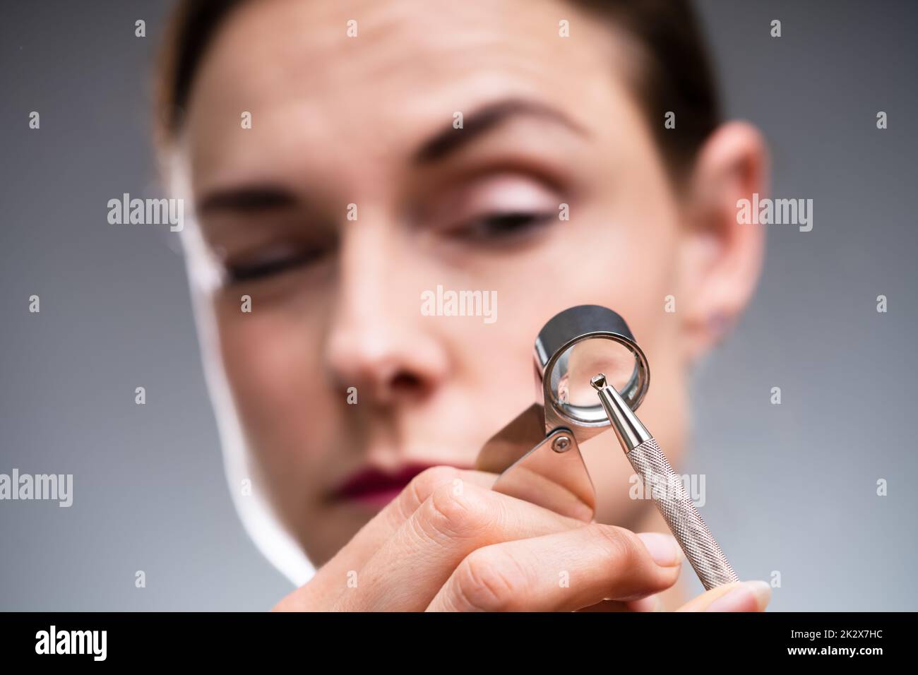 Diamond magnifying glass hi-res stock photography and images - Alamy