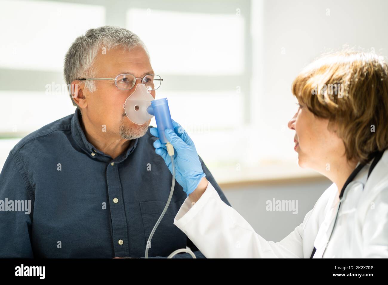 Elderly senior oxygen mask hi-res stock photography and images - Alamy