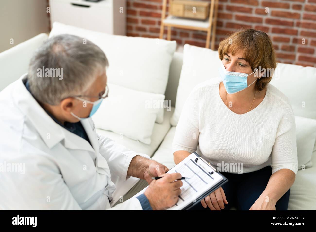Sick elderly patient talking hi-res stock photography and images - Alamy
