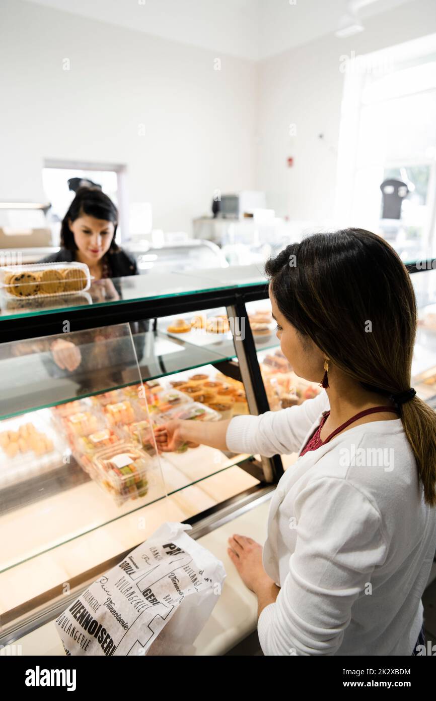 Black bakery worker hi-res stock photography and images - Alamy