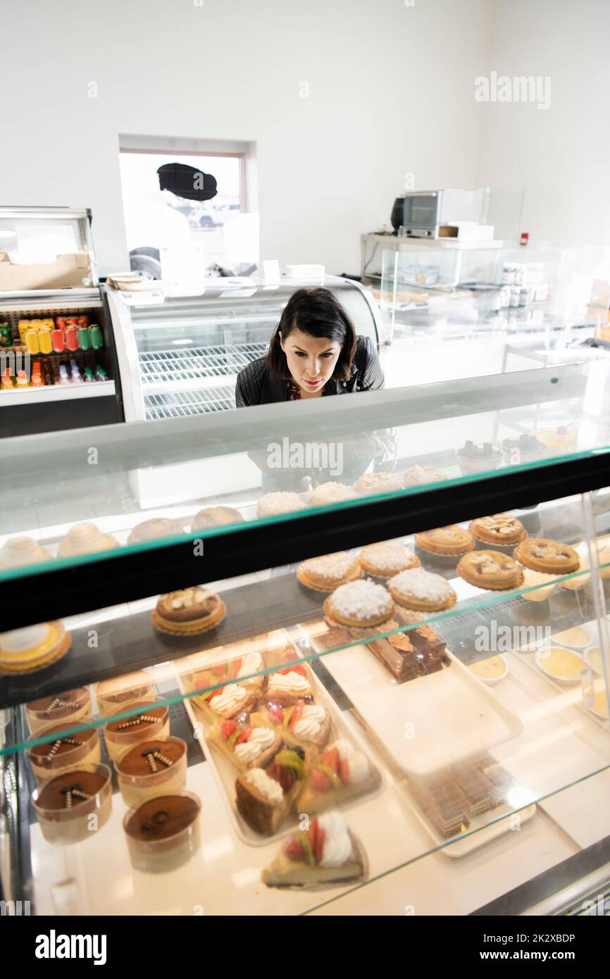Customer standing looking display hi-res stock photography and images ...