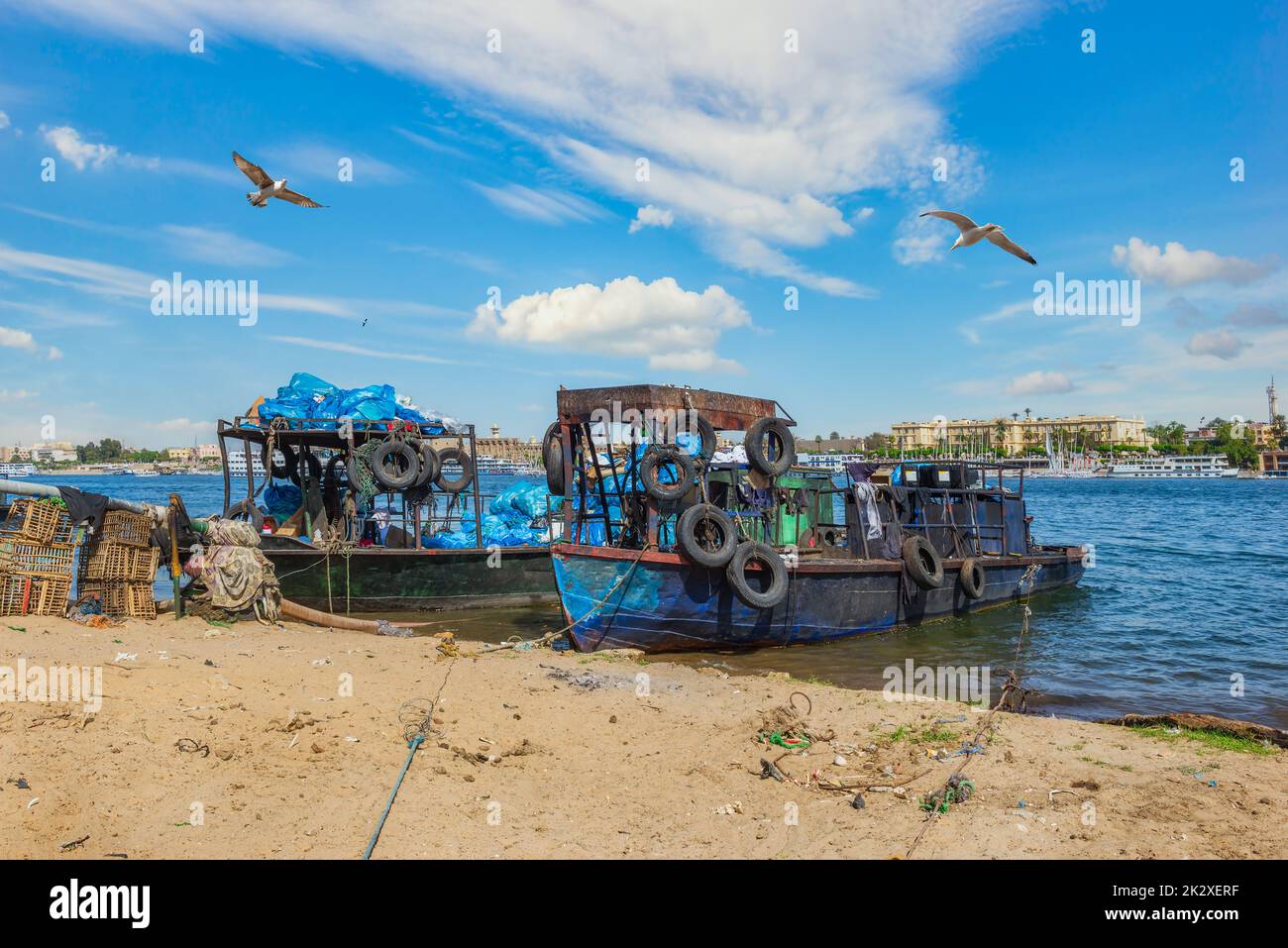 Garbage ship hi-res stock photography and images - Alamy