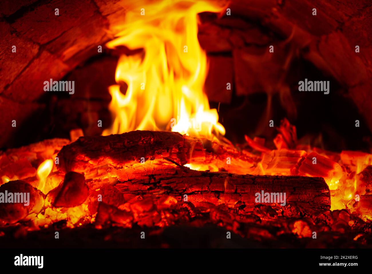 Interior log fire food hi-res stock photography and images - Alamy