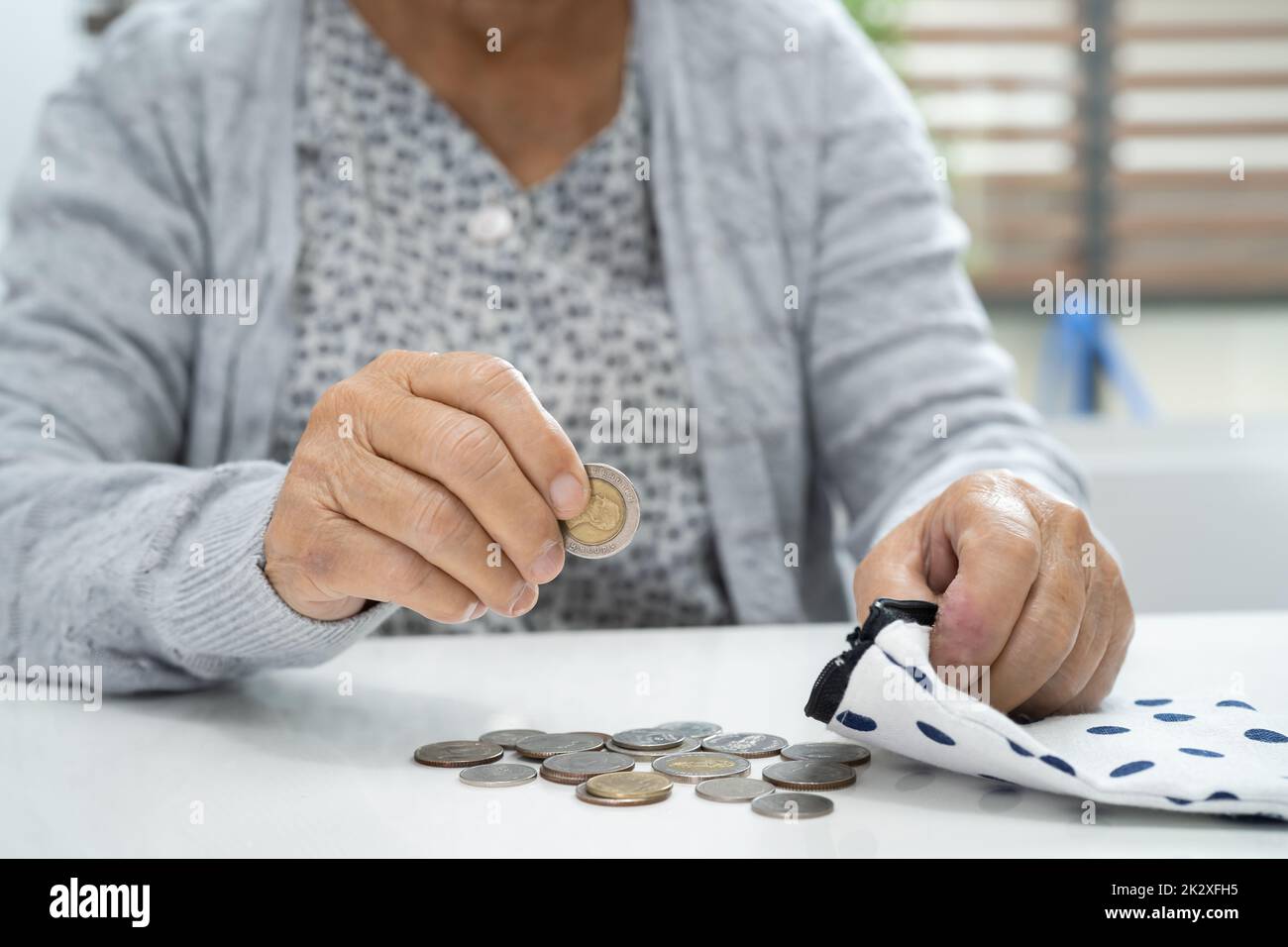 Money counting old woman hi-res stock photography and images - Alamy