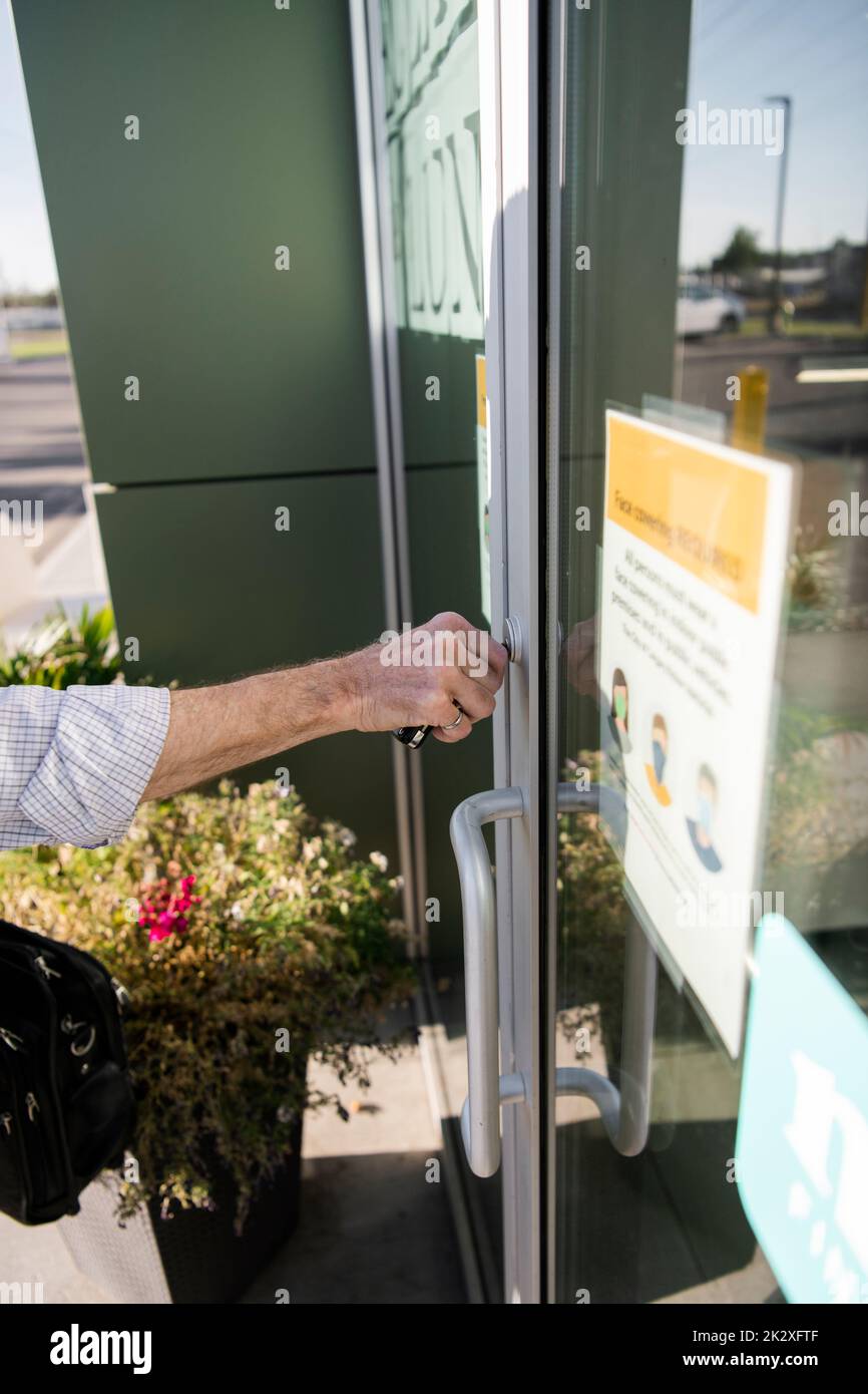 Storefront shop door hi-res stock photography and images - Alamy