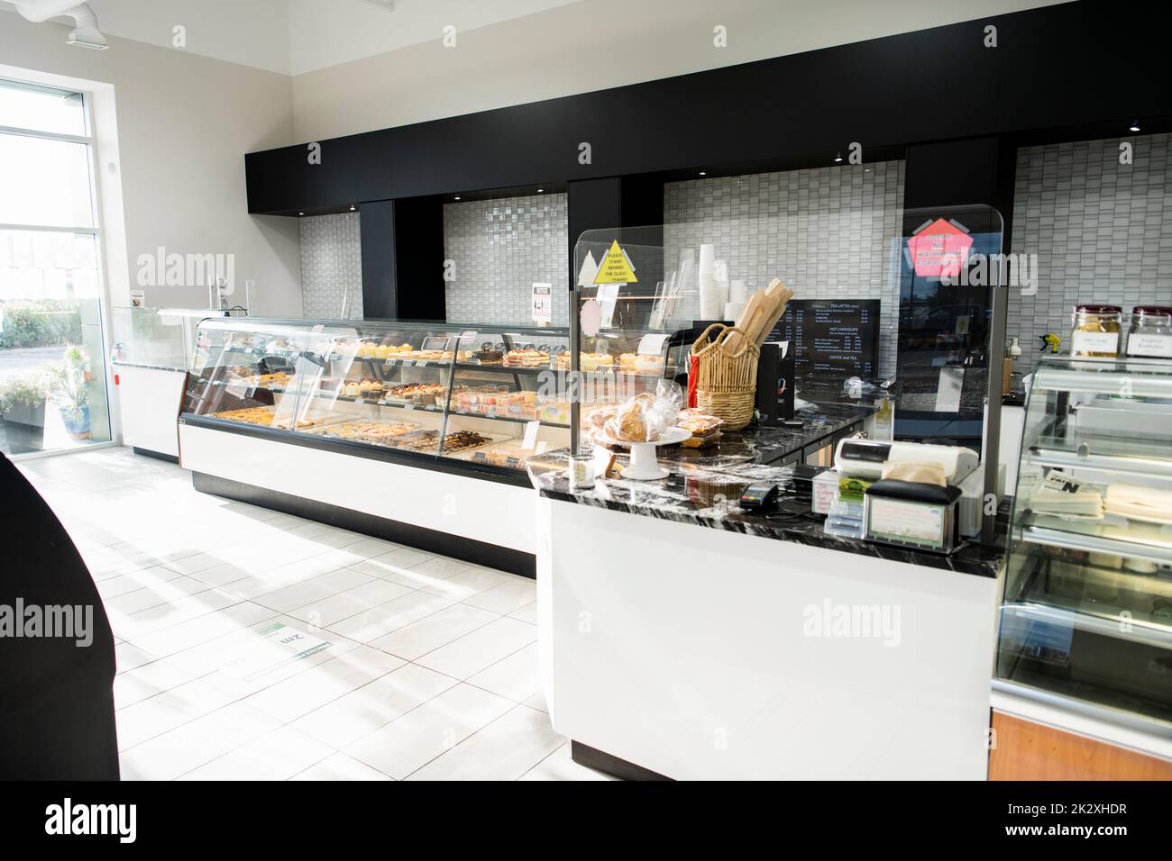 Empty shop counter hi-res stock photography and images - Alamy