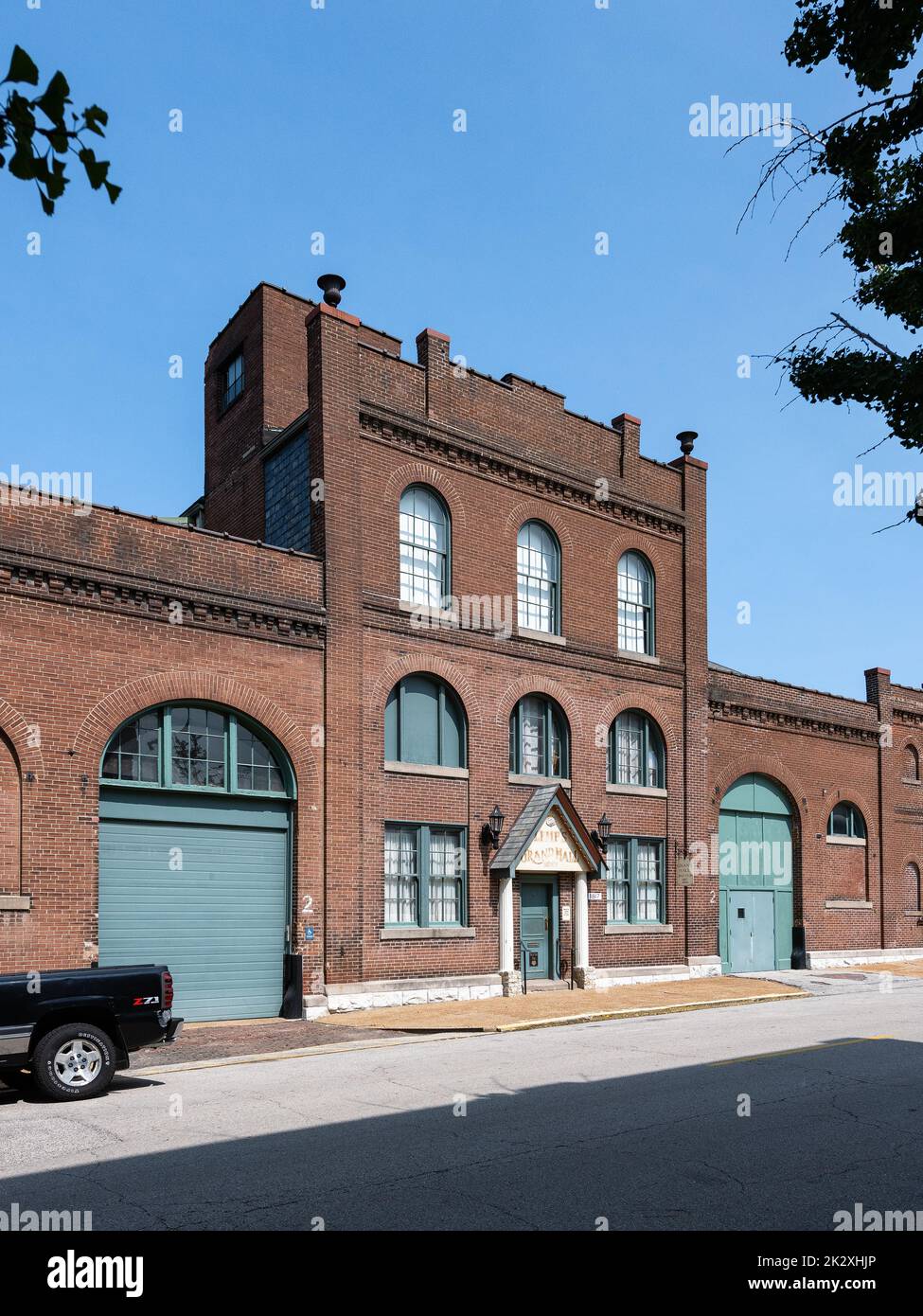 Commerical building on Cherokee Street in south Saint Louis Stock Photo ...