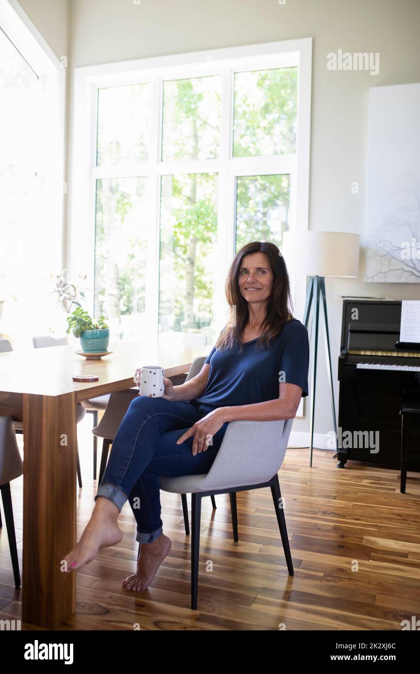 Barefoot woman jeans hi-res stock photography and images - Alamy