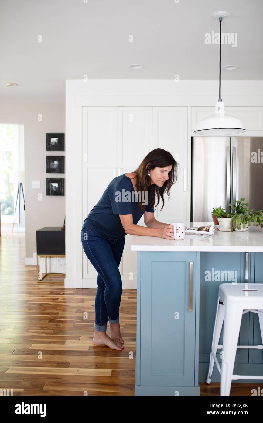 Clothing magazine reading hi-res stock photography and images - Alamy