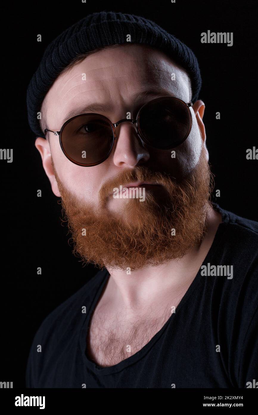 bearded man in sunglasses and hat Stock Photo - Alamy