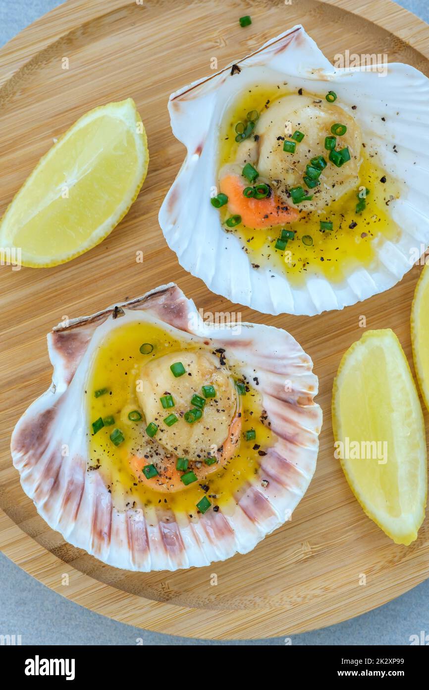 Open scallop shell hi-res stock photography and images - Alamy