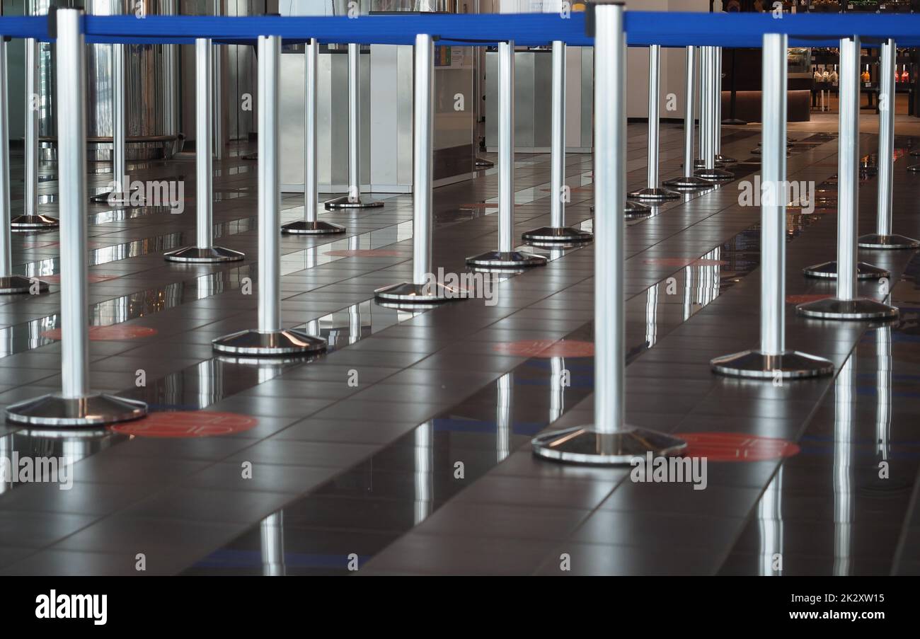 airport queue lines Stock Photo - Alamy