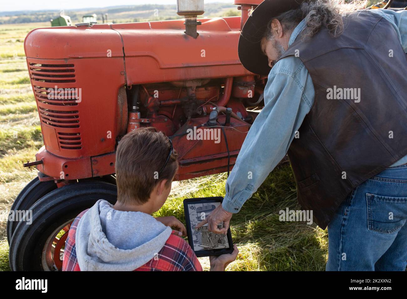 Man fixing tractor hi-res stock photography and images - Alamy