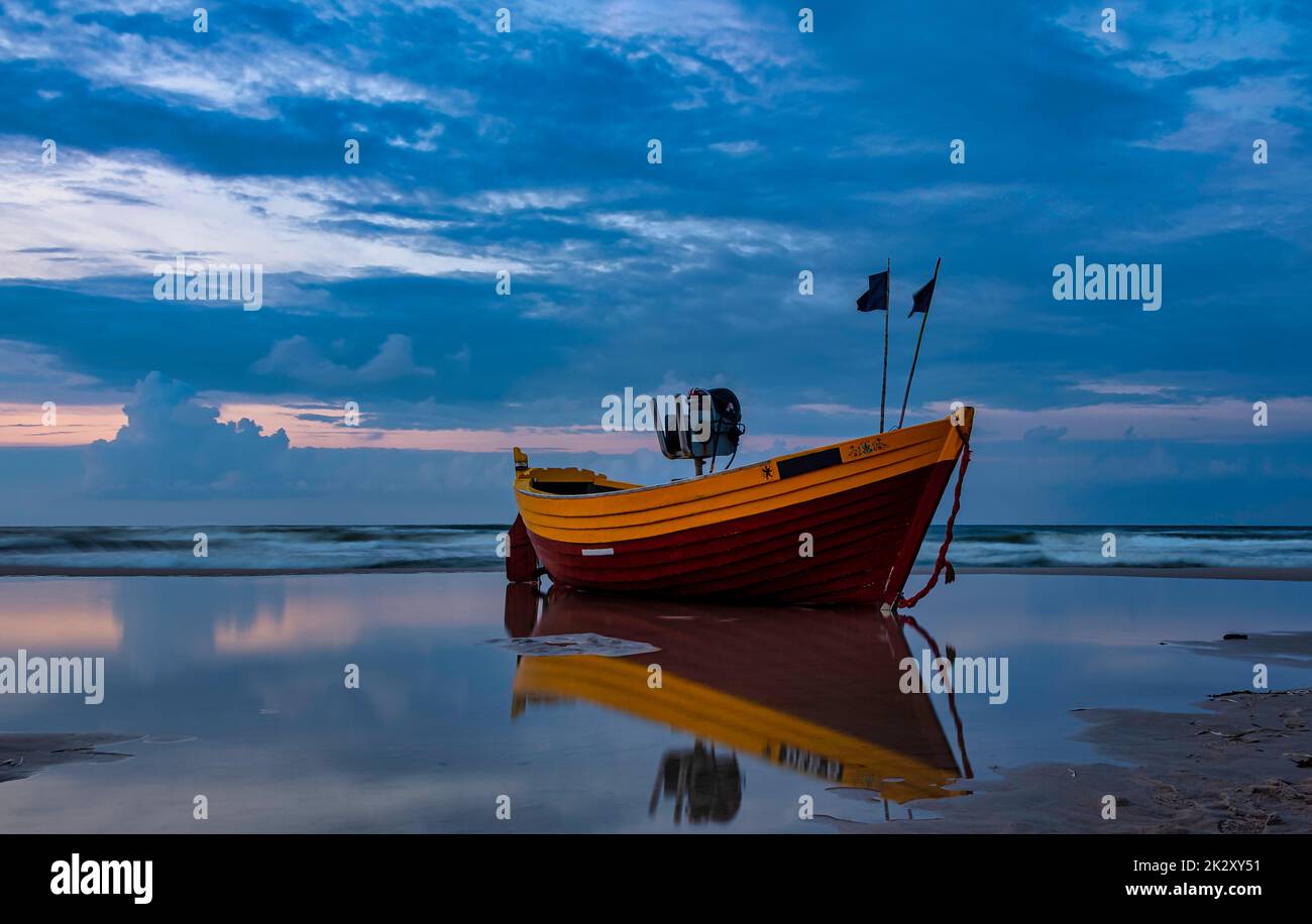 Empty boat hi-res stock photography and images - Alamy