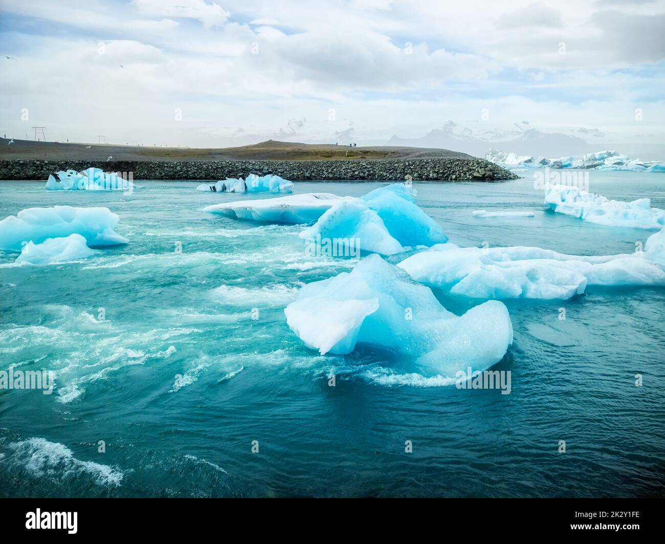 Iceland, Jokulsarlon Lagoon, Turquoise icebergs floating in Glacier ...
