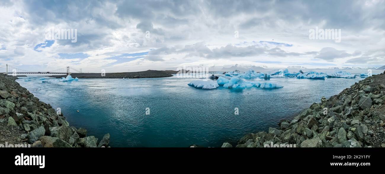 Iceland, Jokulsarlon Lagoon, Turquoise icebergs floating in Glacier ...