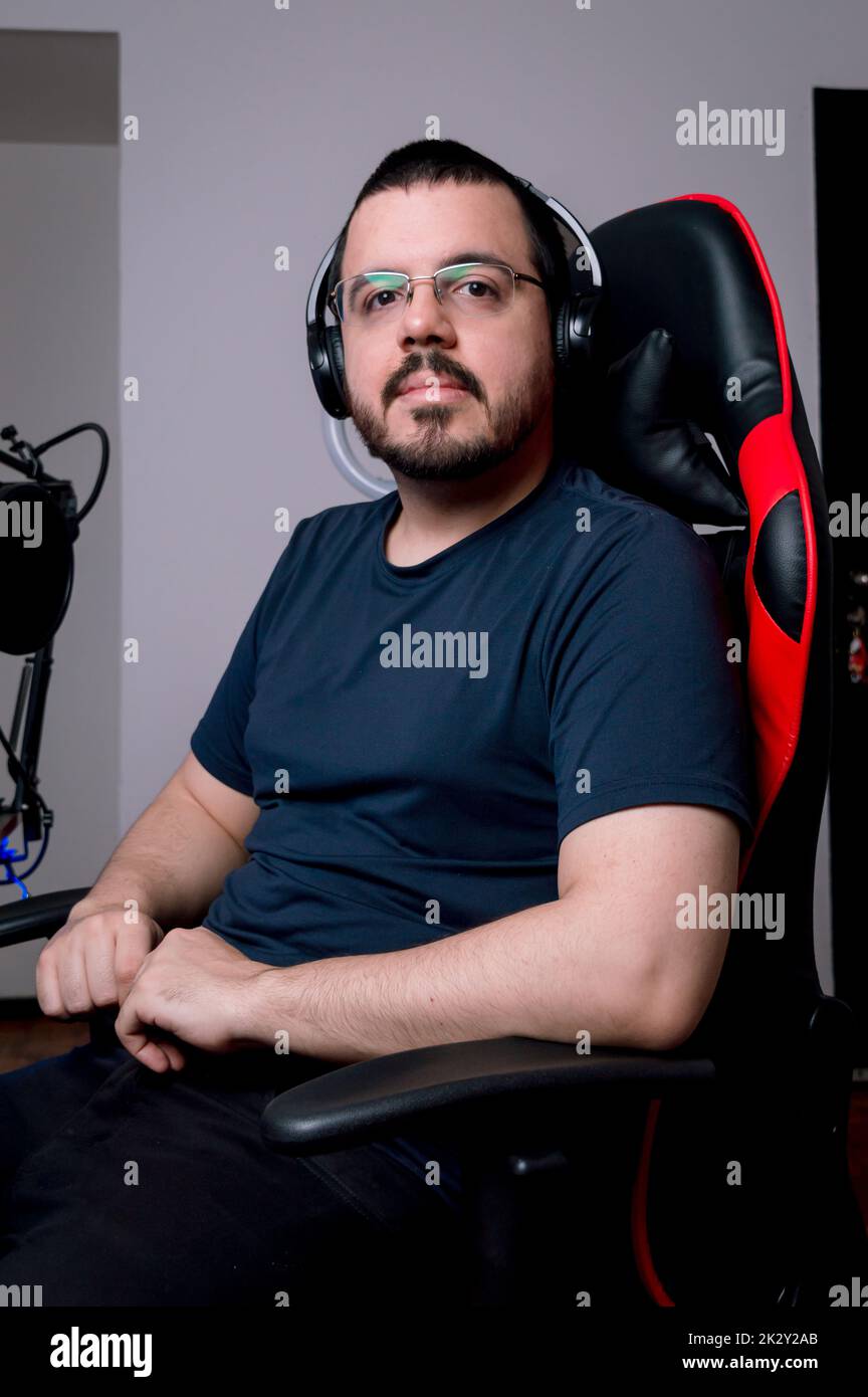 Gamer man hi-res stock photography and images - Alamy